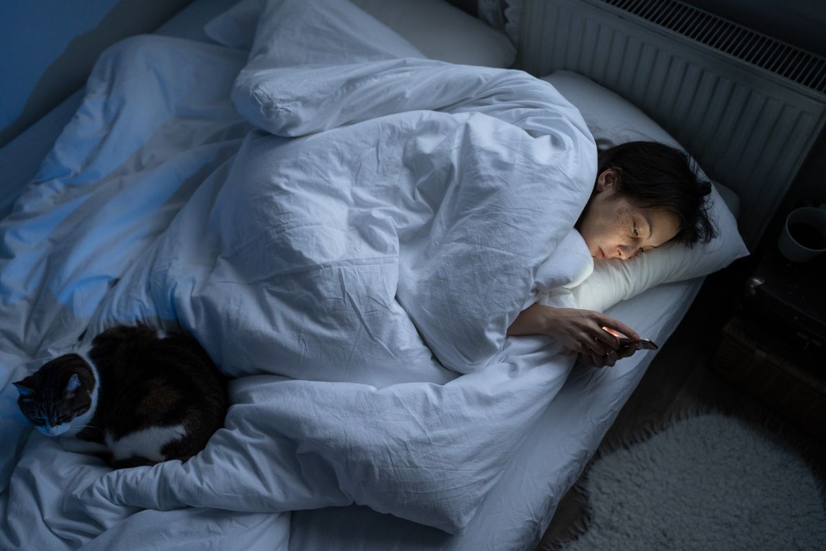How Screen Time Affects Sleep: Juna Sleep's Guide & Simple Fixes (2026)